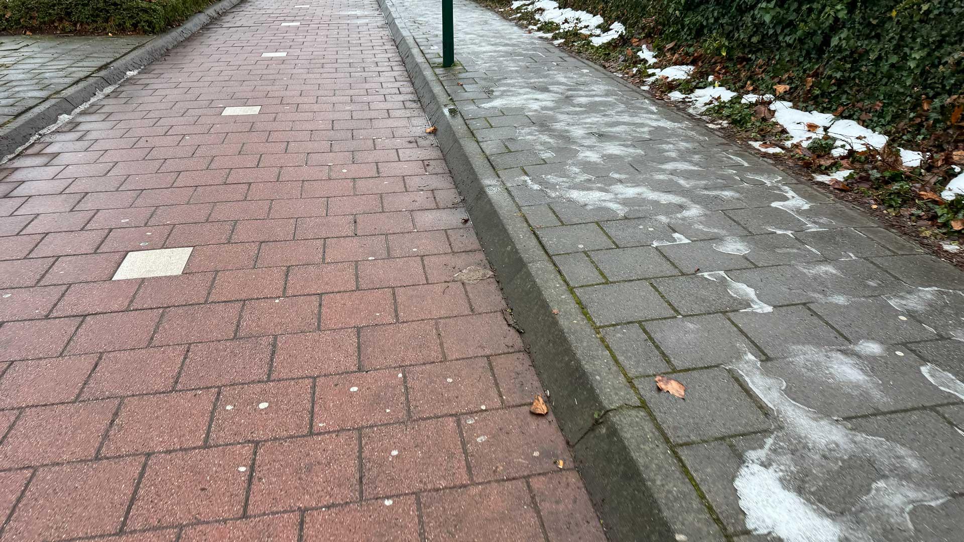 Moet je nou links of rechts op het fietspad lopen als het voetpad te ...