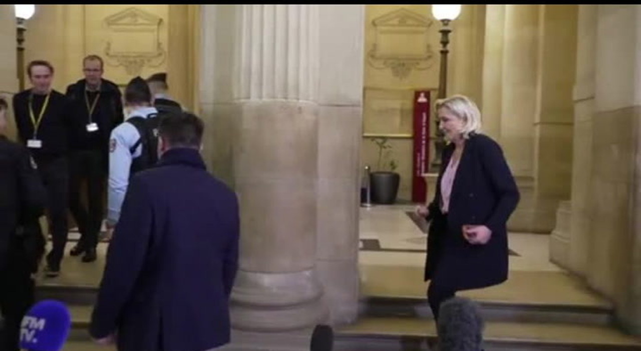 Marine Le Pen lascia l'aula del tribunale di Parigi