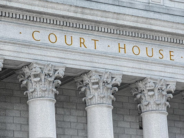 Former congressional staffer stole 240 cell phones: DOJ