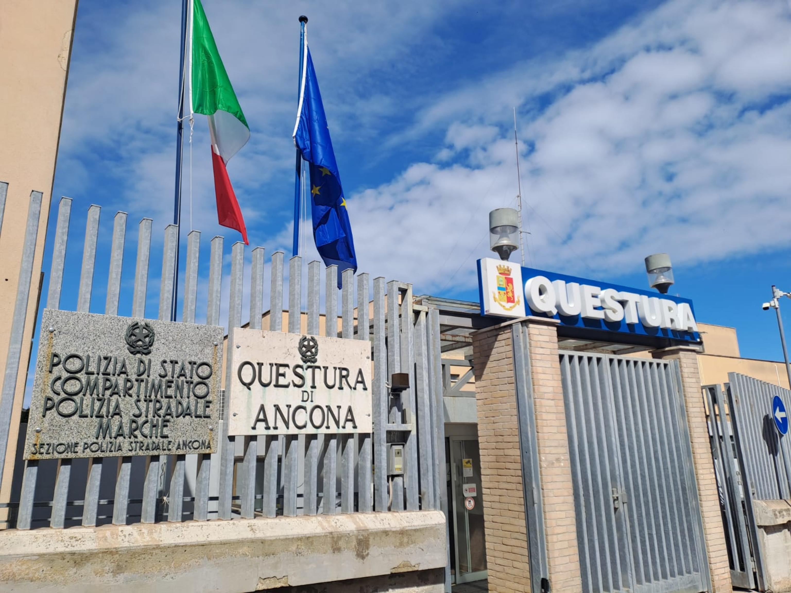 Aggredisce la compagna in casa, scatta l'ammonimento