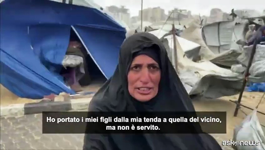 Gaza, una violenta tempesta devasta le tende degli sfollati sulla costa