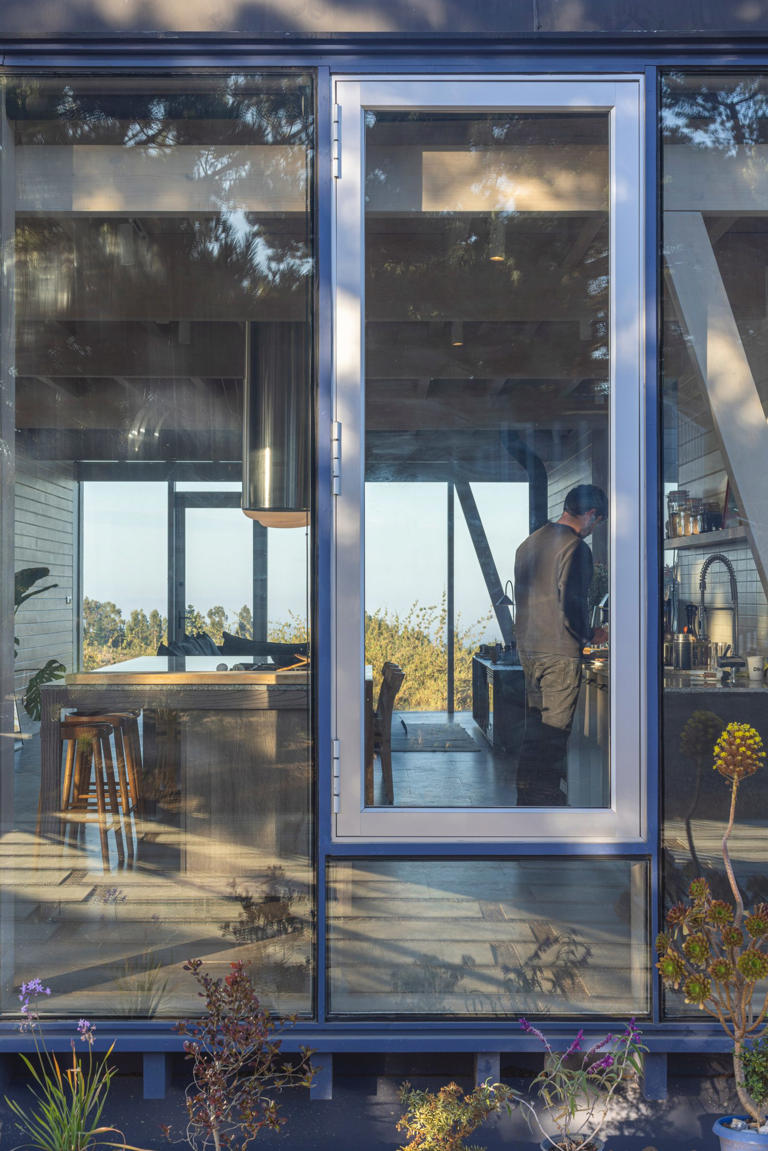 Iragüen Viñuela experiments with "expressive potential" of prefab ...