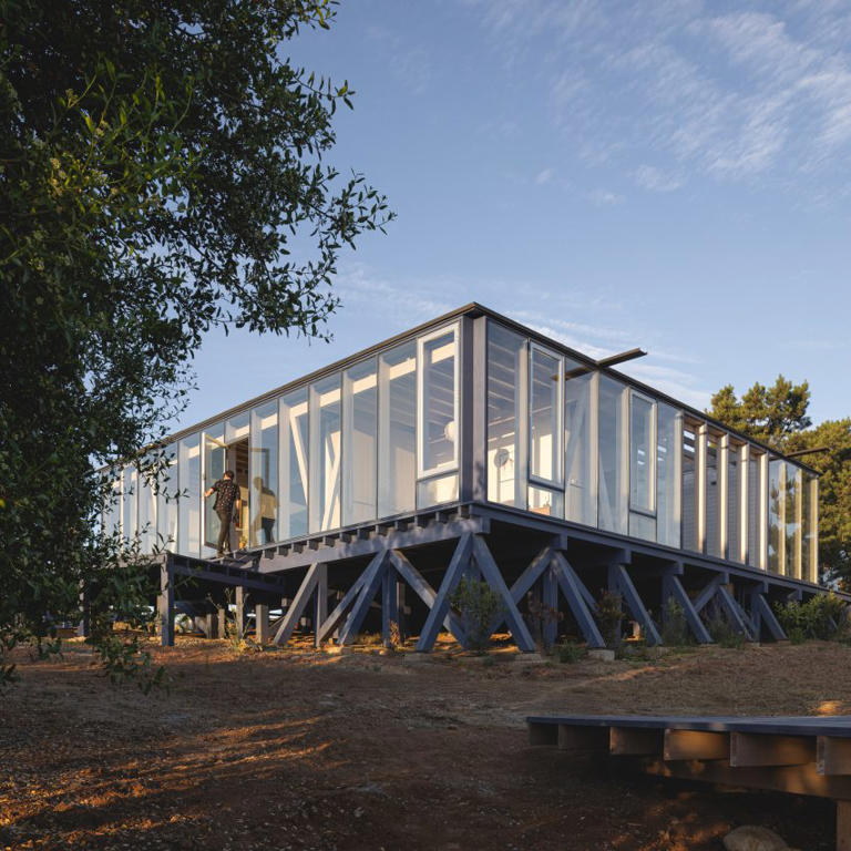 Iragüen Viñuela experiments with "expressive potential" of prefab ...