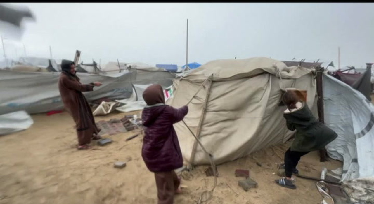 Gaza, una violenta tempesta devasta le tende degli sfollati sulla costa