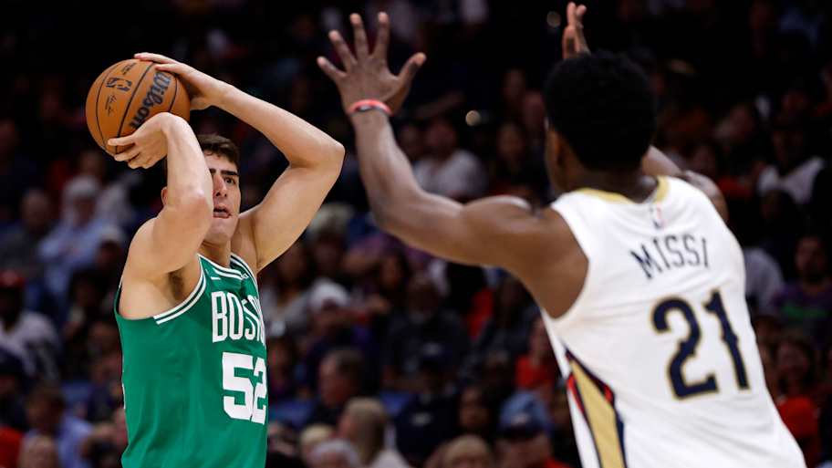 Caitlin Clark and Iowa fans are defending a Hawkeye legend after an ...