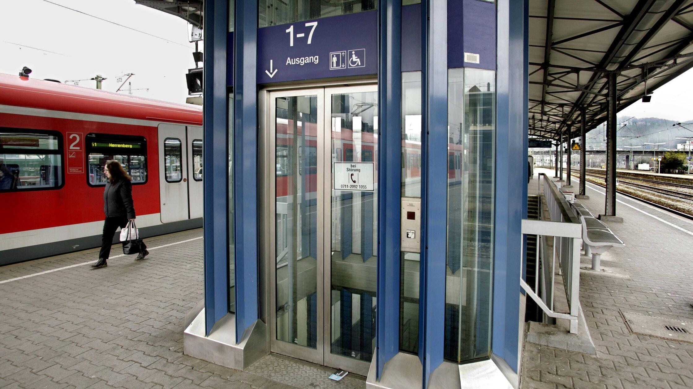 Bei eisiger Kälte: Mutter bleibt mit kleiner Tochter mehrere Stunden im ...