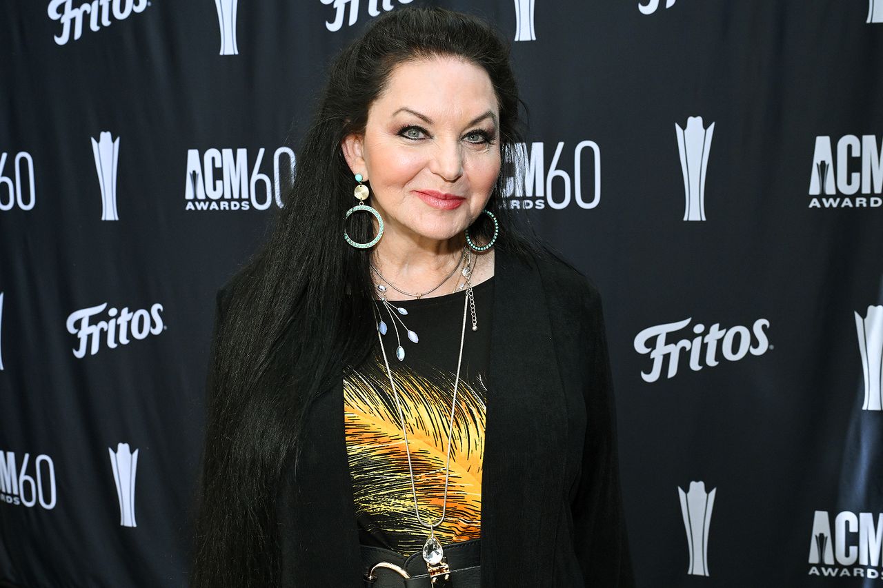 Crystal Gayle gives health update after being forced to back out of ...
