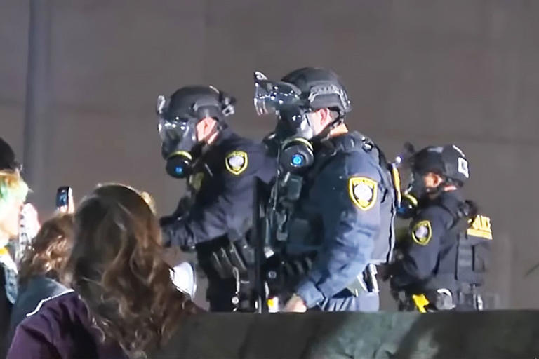 Anti-ICE protester, 21, permanently blinded by federal agent who shot ...