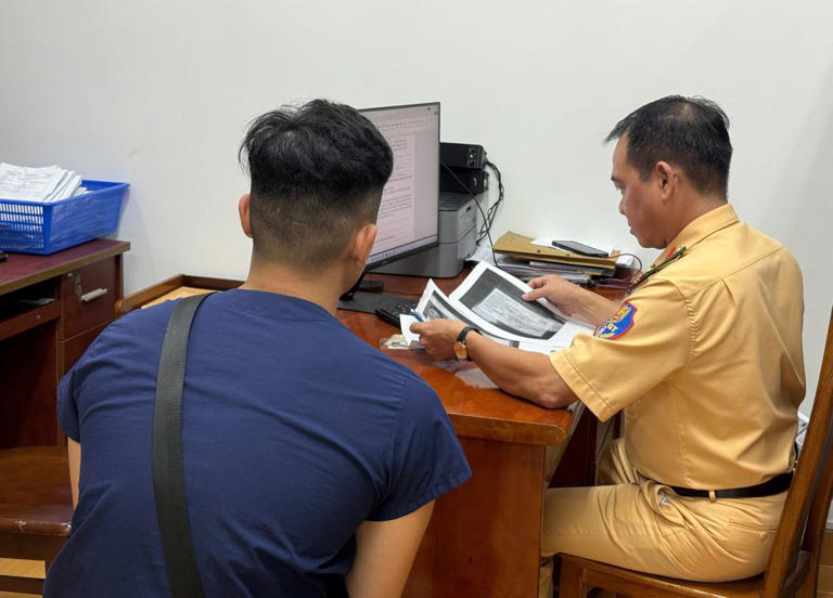 Xử phạt người hóa trang siêu anh hùng lái xe phân khối lớn che biển số