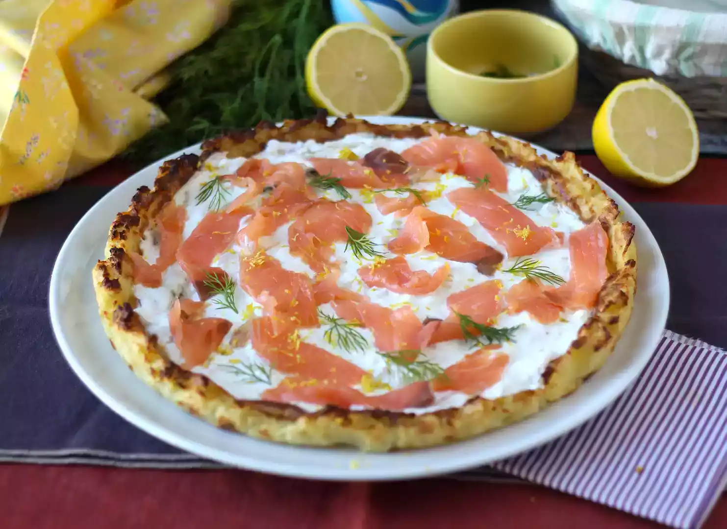 Crostata al salmone affumicato, yogurt greco e limone con base di patate
