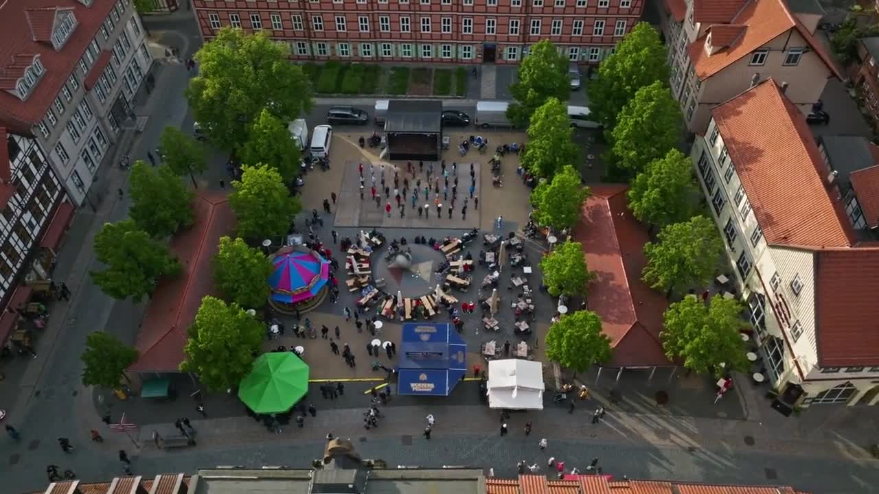 Wernigerode, Allemagne : Un drone explore la « ville colorée » digne d ...