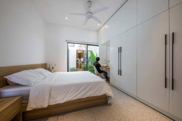 Ngôi nhà hình tam giác chan hòa nắng gió