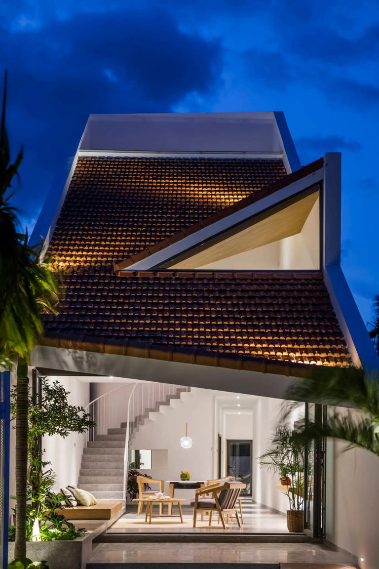 Ngôi nhà hình tam giác chan hòa nắng gió