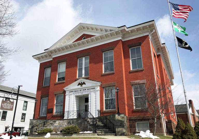 New Milford crash knocks out power in Reservoir Road area, officials say