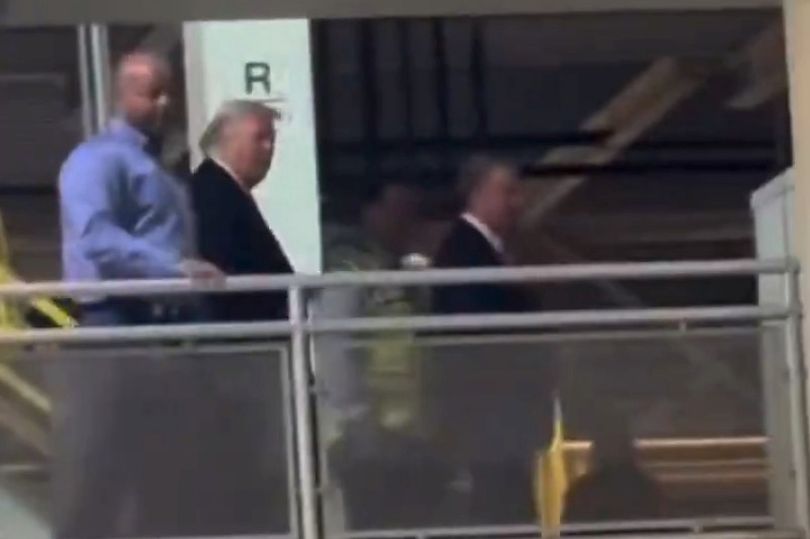 White House gives shocking response to Trump giving middle finger to ...