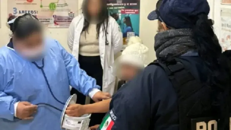 Policía de Neza auxilia a mujer que dio a luz a gemelos