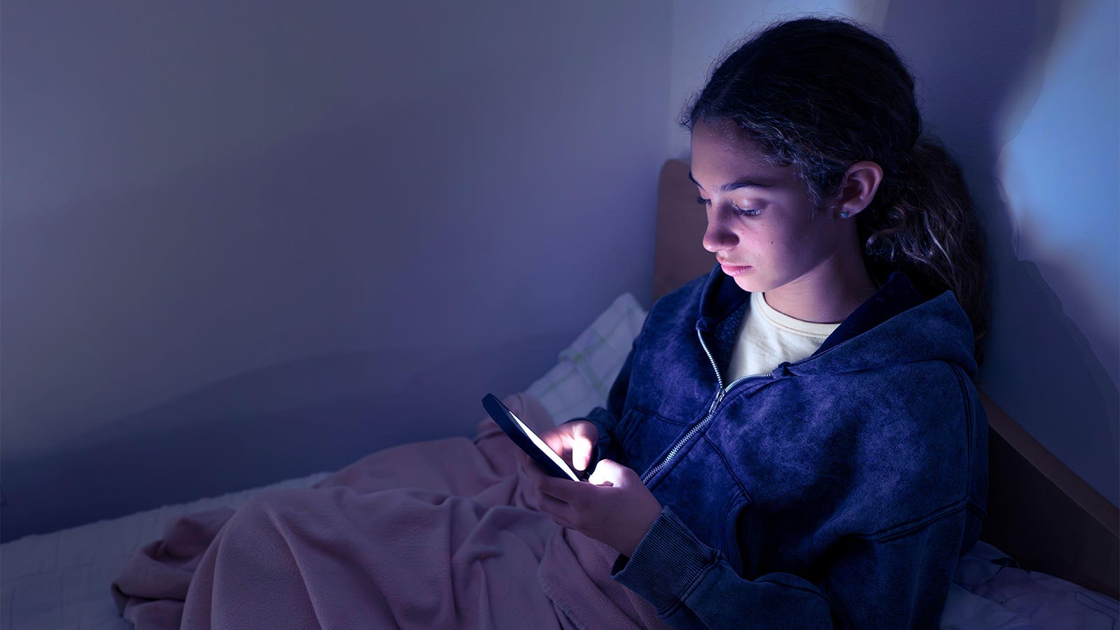 Is there a link between screen use at night and suicide risk in kids?