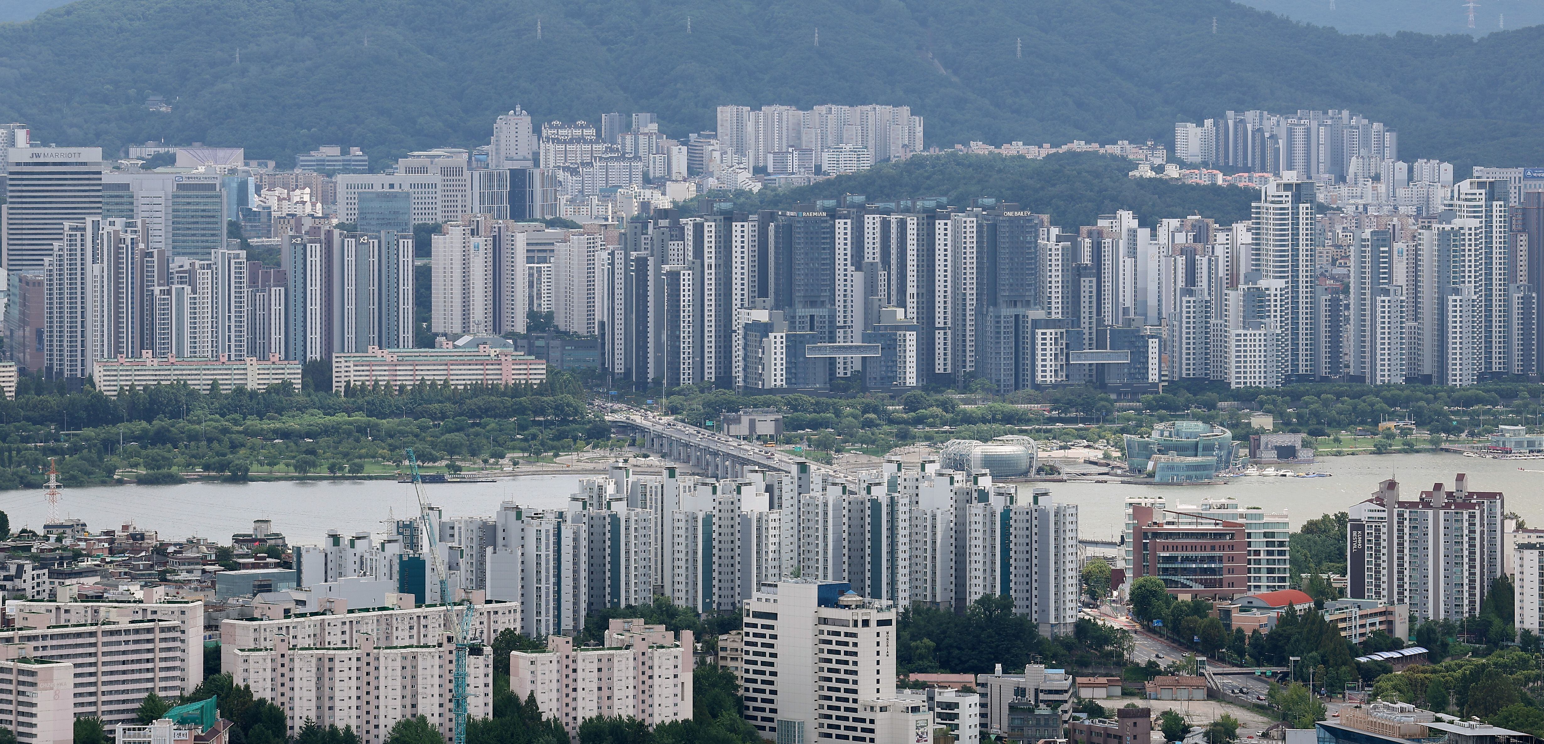 High-end brand overuse sinks contracts