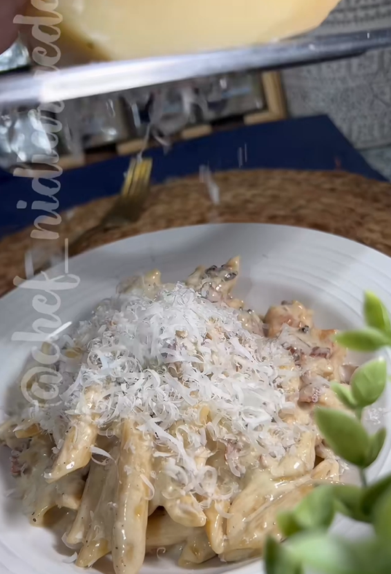 Penne en salsa Alfredo con pollo y bacon | Receta fácil y rápida