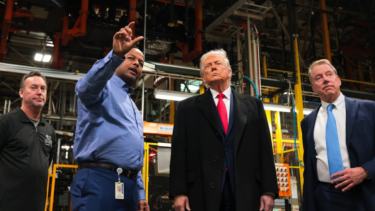 Video appears to show Trump flipping off Ford worker who yelled at him ...