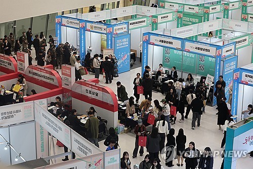 (LEAD) S Korea adds 193,000 jobs in 2025 amid sluggish manufacturing ...