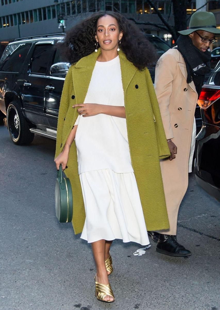 Tips padu-padan baju warna olive green