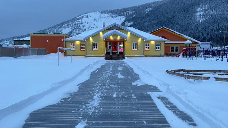 Students going back to class in Dawson City after frozen sewer line fixed