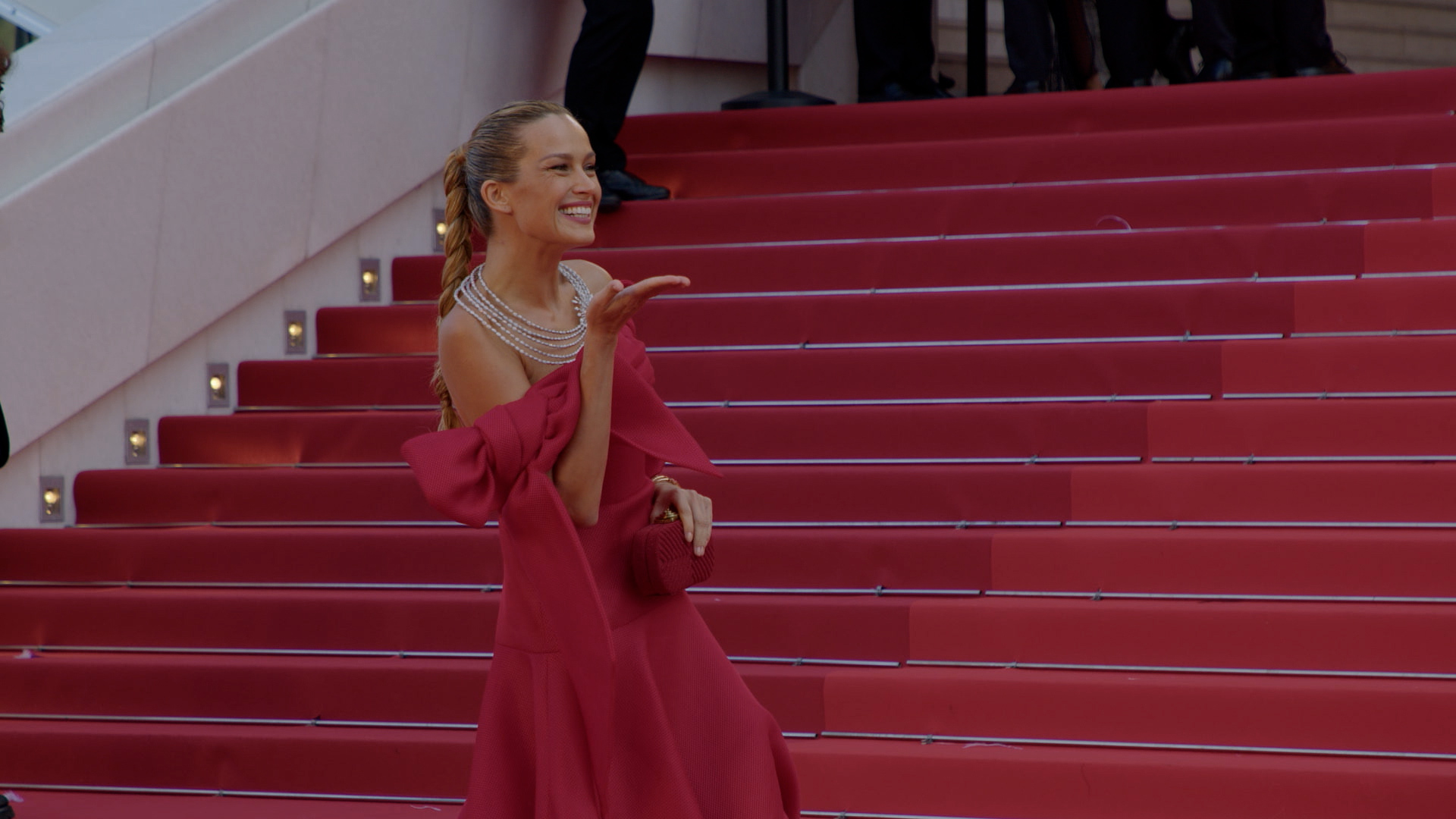 Verde em carmesim: Os vestidos vermelhos icônicos de Petra Nemcova