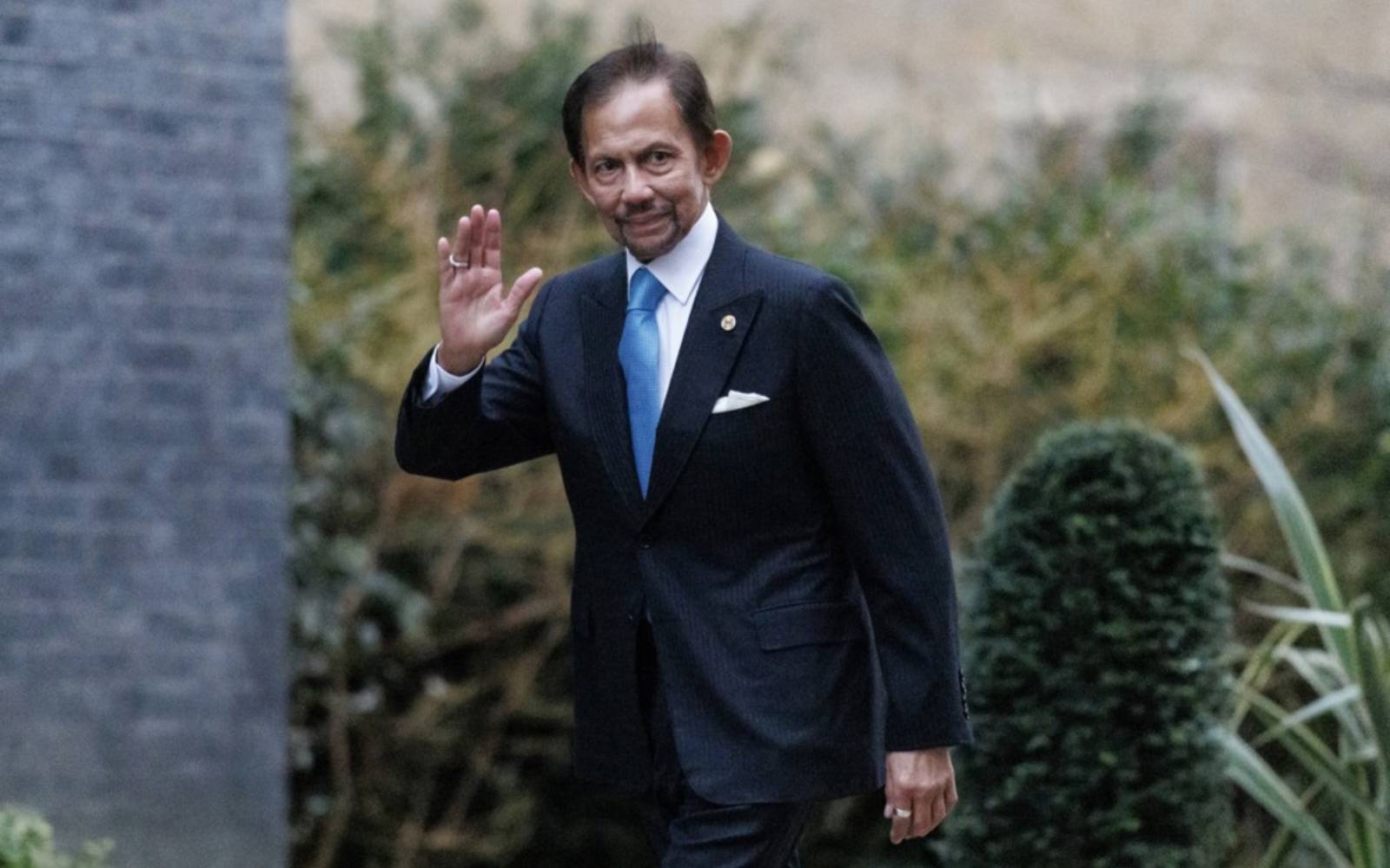 Brunei Sultan to undergo knee replacement surgery