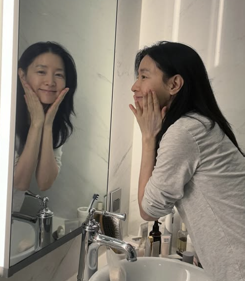 A frugal everyday routine of cutting open cream containers... The ...