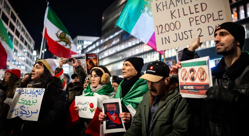 Protestos no Irão: EUA apelam à saída imediata dos cidadãos norte ...