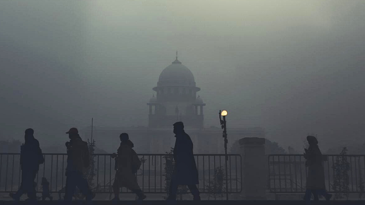 Delhi on cold wave alert: Temperature at 4°C, dense fog chokes city ...
