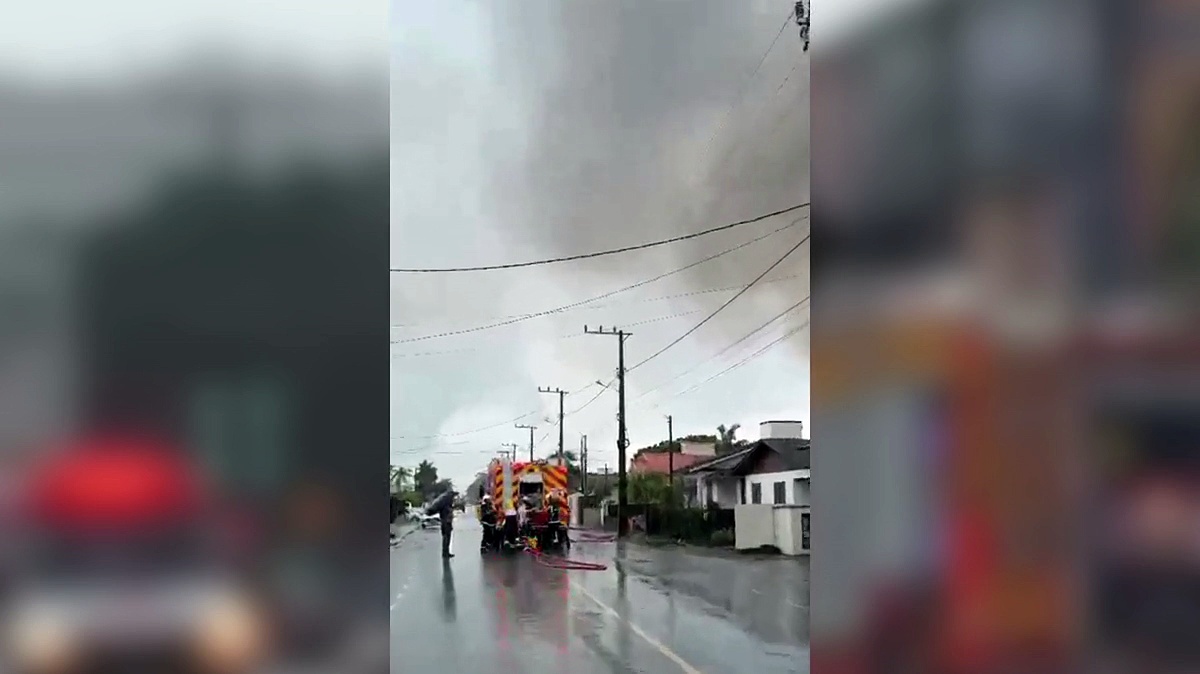 Vídeo: incêndio mobiliza bombeiros e deixa parte de fábrica de ...