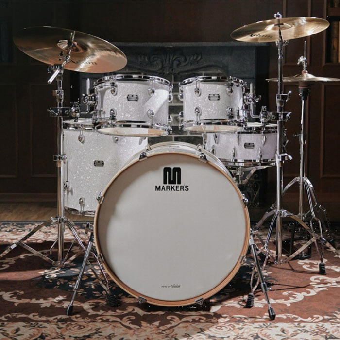 President Lee Jae-myung presents drumsticks to Prime Minister Takaichi