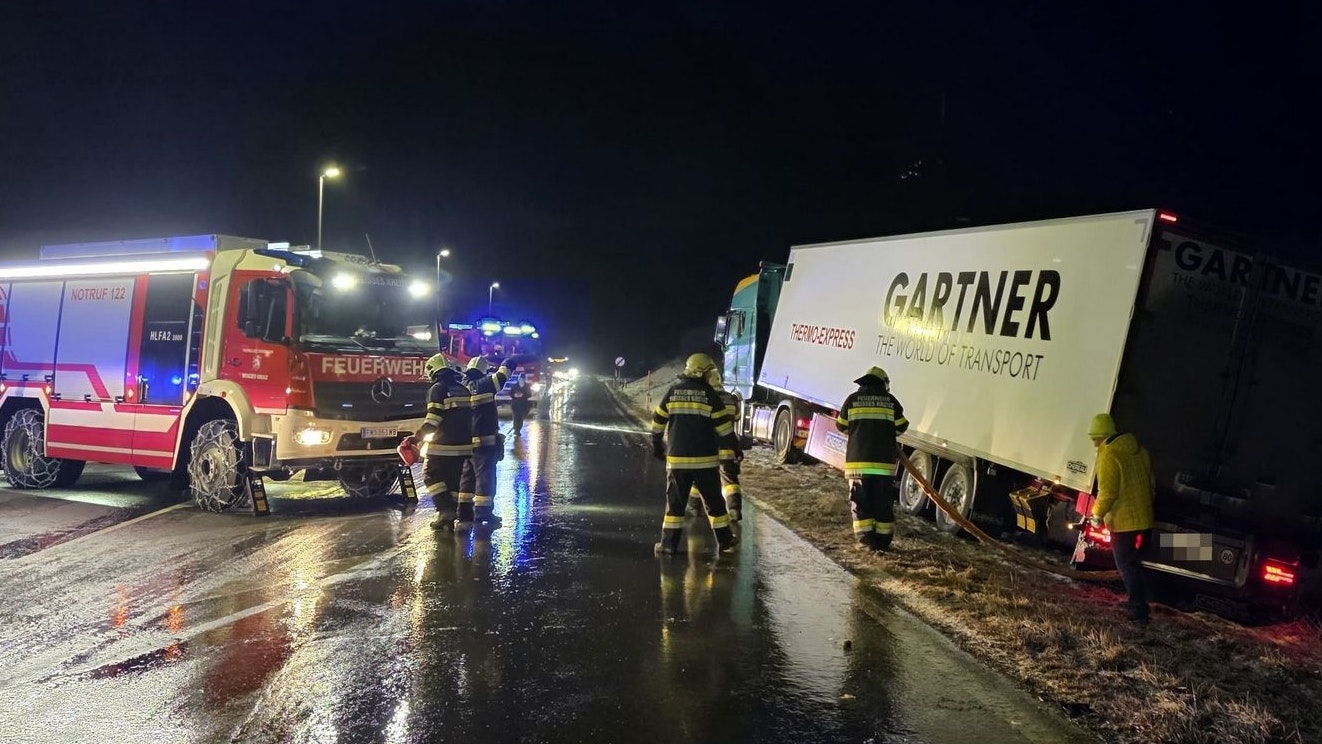 Sattelzug landet nach Crash mit Transporter im Graben