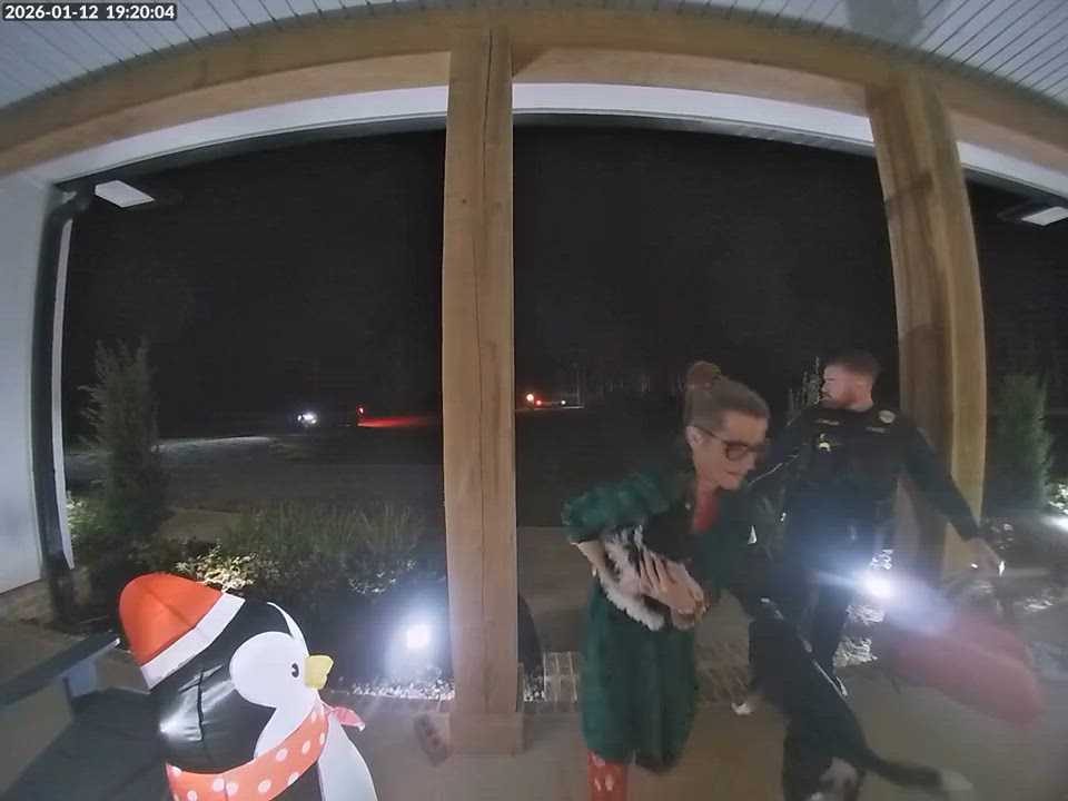 Watch: Police officer delivers order after DoorDash driver gets into wreck