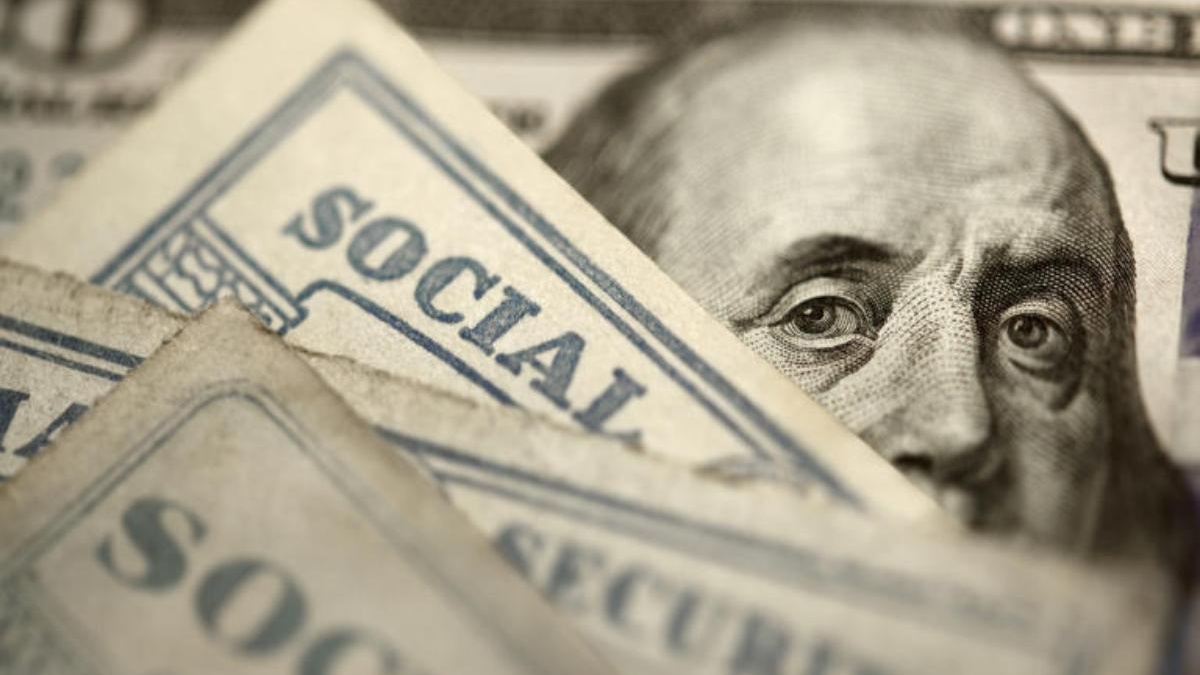 How Much Upper-Class Retirees Really Get From Social Security at 65 And ...