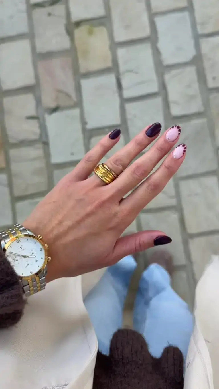 Uñas cortas marrón chocolate: manicuras elegantes y en tendencia