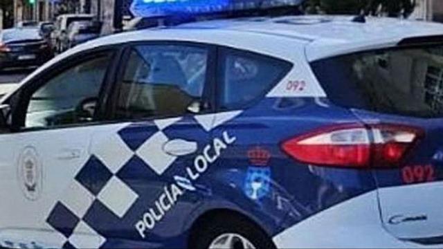 Herida leve una mujer que volcó su coche en la rotonda de Las Pajaritas