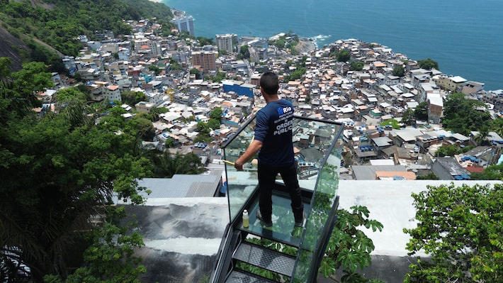 Prefeitura do Rio remove escada com 'vista instagramável' por risco de ...