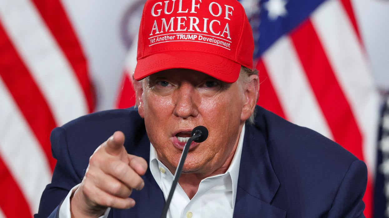 Trump uses White House photo shoot to call prosecutors 'weak' for not ...