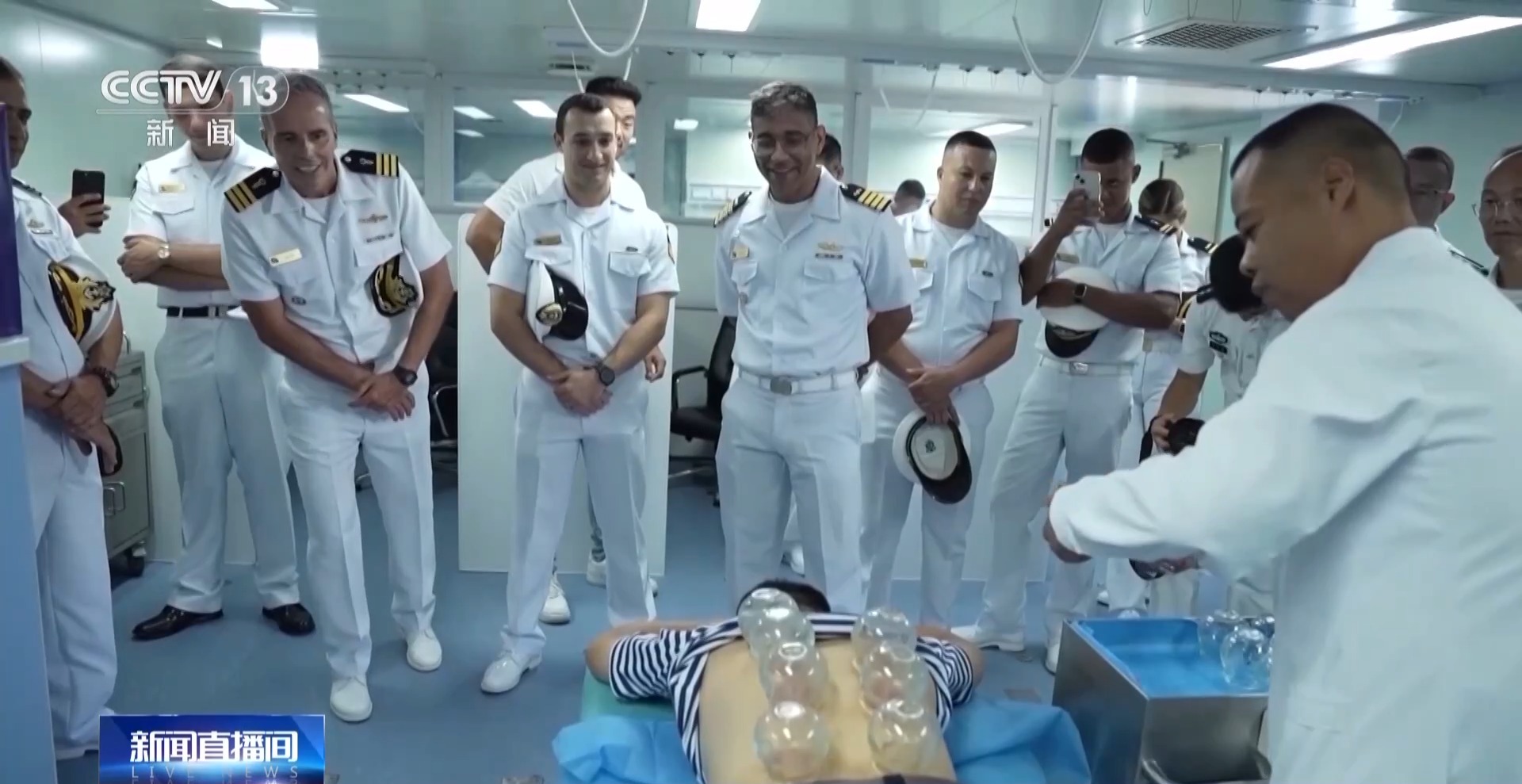 Navio-hospital da Marinha Chinesa atrai visitantes no Rio de Janeiro