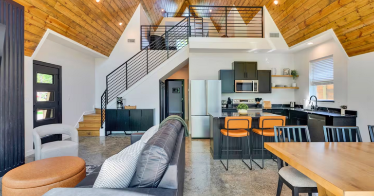 The coziest cabin in Arkansas? This Airbnb's hot tub and sauna say yes