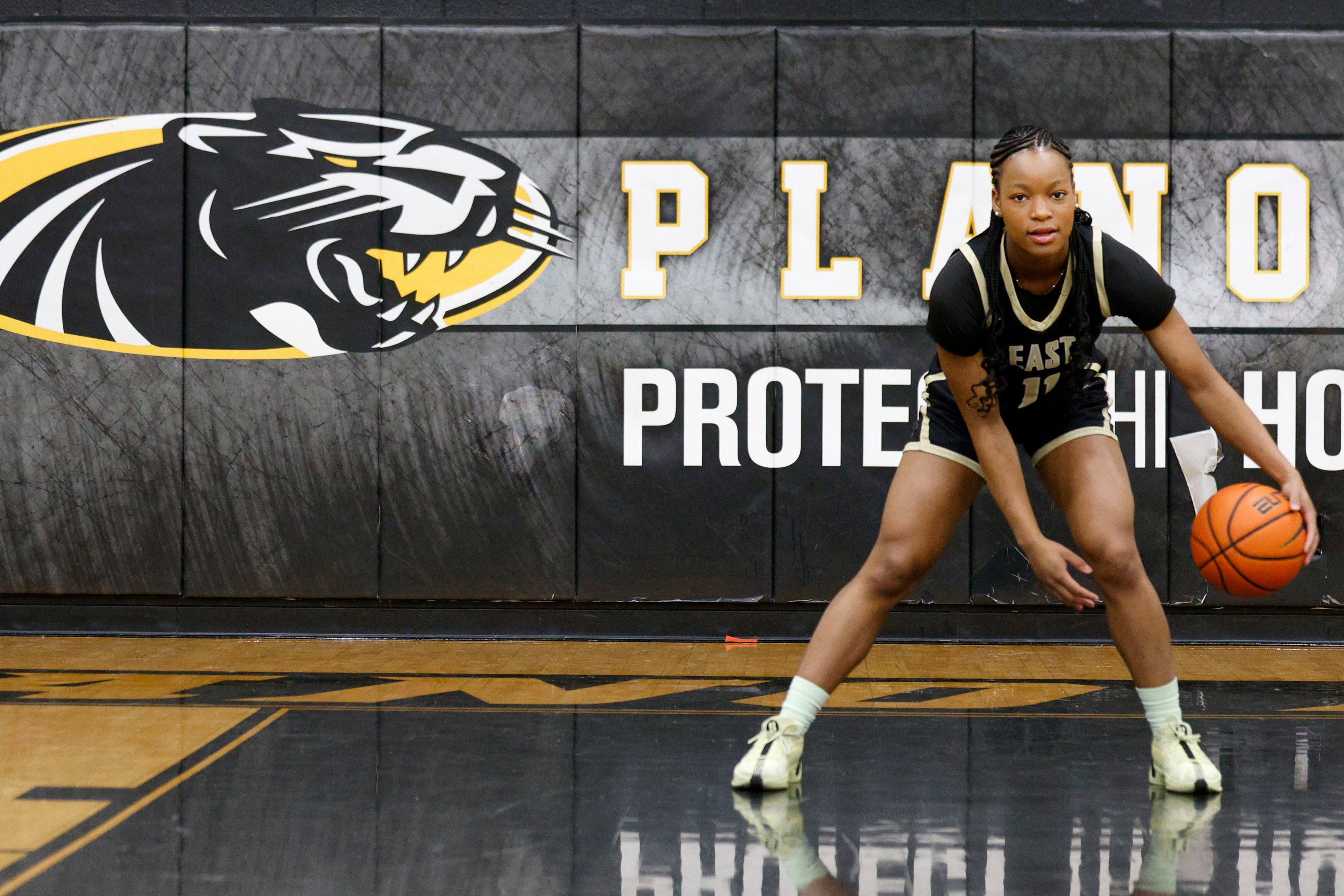 Plano East basketball prodigy Arianna Robinson continues to raise her ...