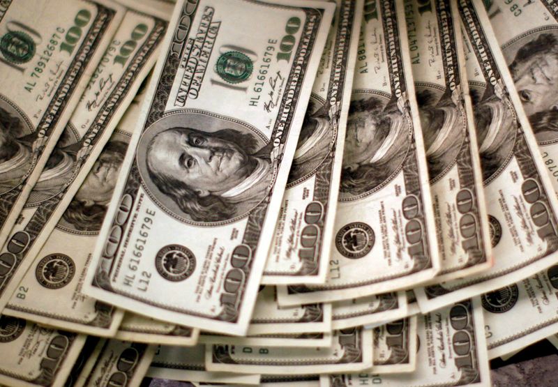 Dólar fecha estável ante real em dia de dados de inflação nos EUA