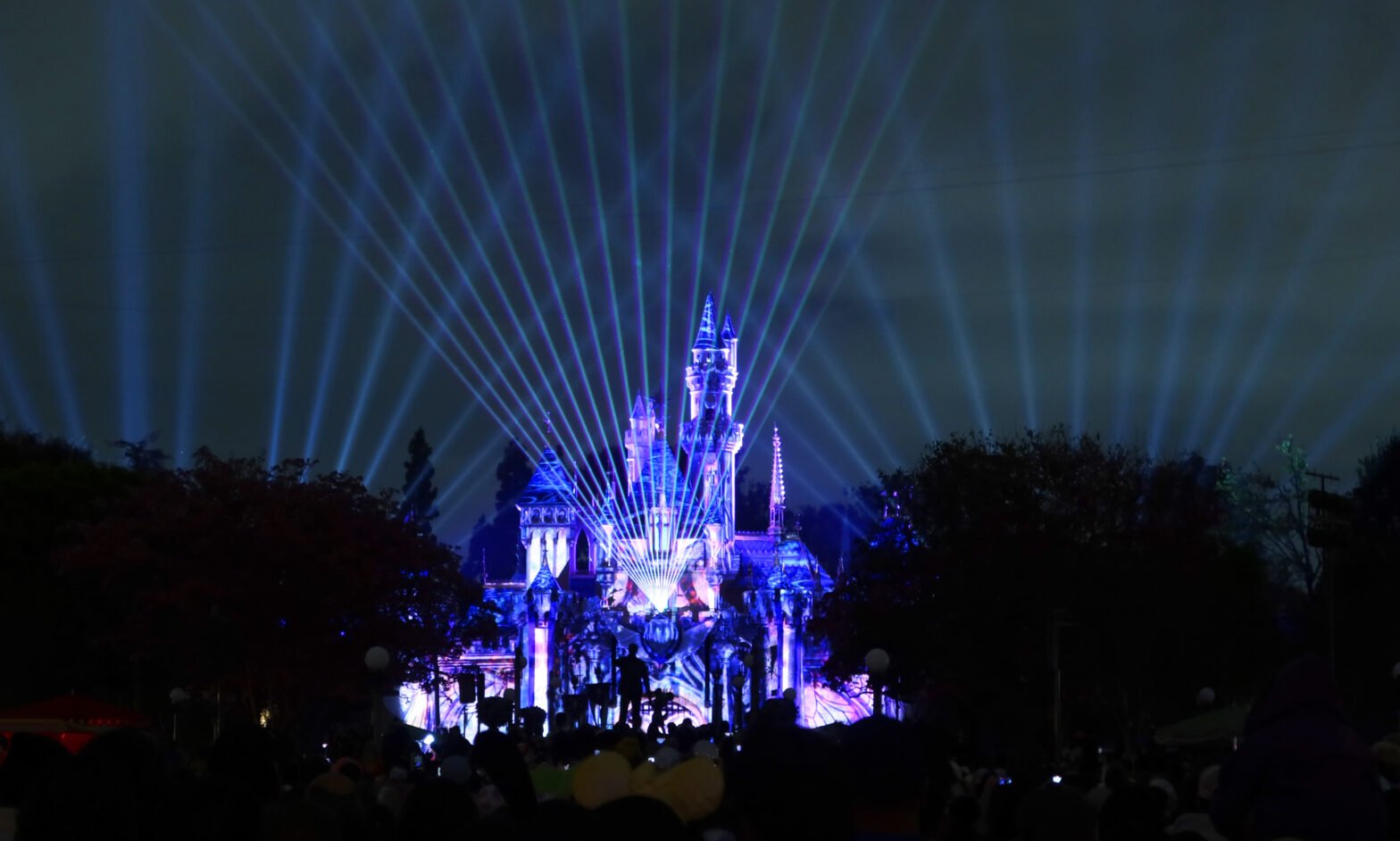 Disneyland drops early entry and guests are heated