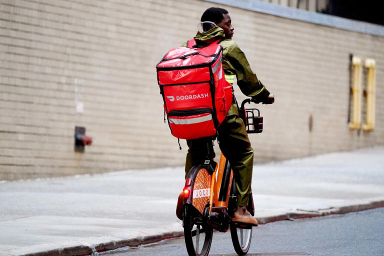 DoorDash, Uber Eats erased $550M in delivery worker tips in NYC ...