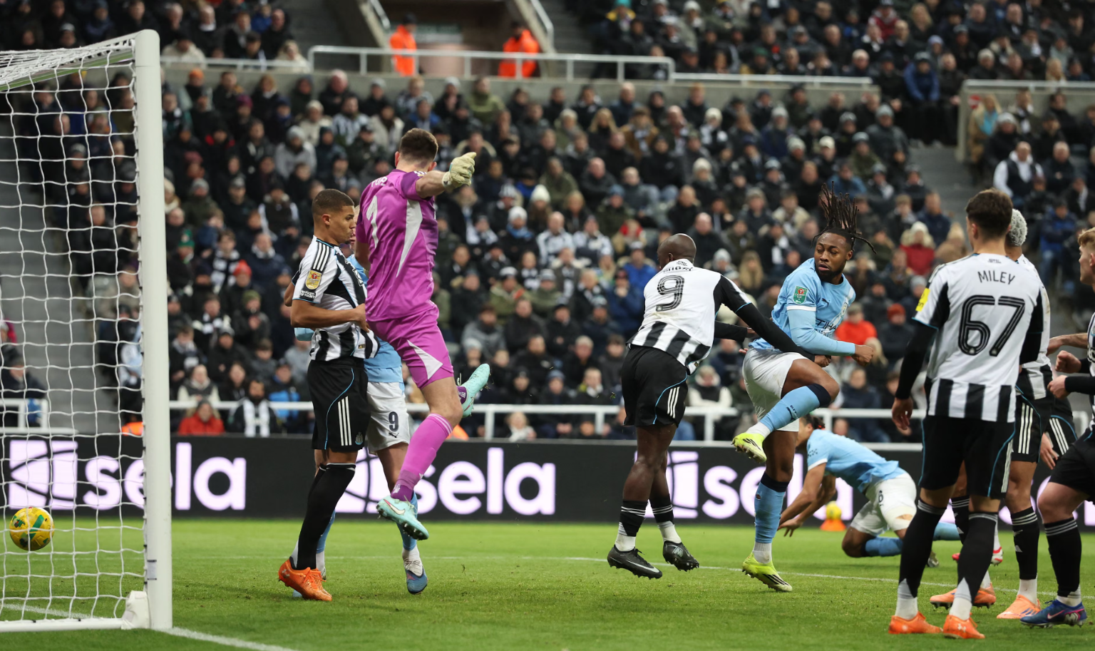 Man City đặt một chân vào chung kết Cup Liên đoàn