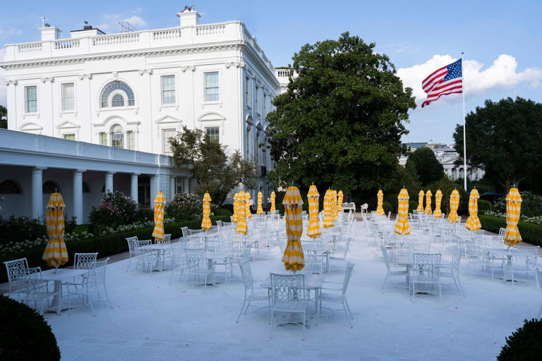White House adds a new 'tacky' sign for the Rose Garden