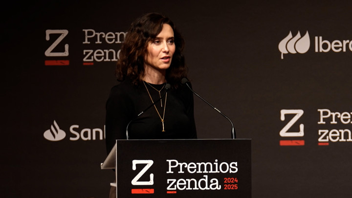Ayuso entrega un galardón de los Premios Zenda y recomienda una novela ...